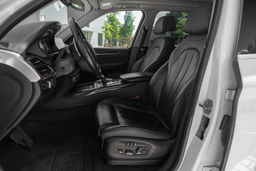 White BMW X5 2014 in Vilnius, with an engine capacity of 2.00 L and mileage of 354 thousand km for 15950 €, photo 13 on AUTOMOTO.COM.LV