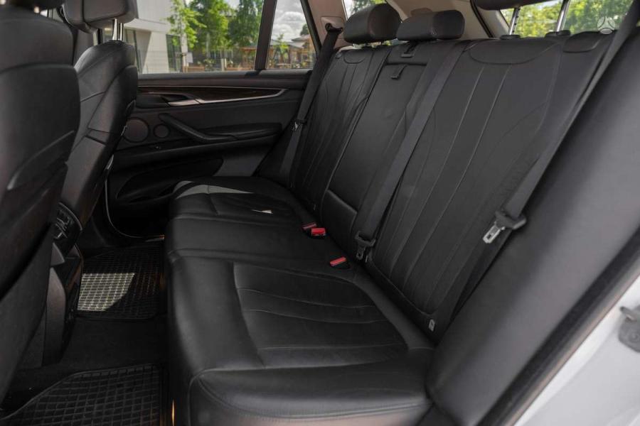 White BMW X5 2014 in Vilnius, with an engine capacity of 2.00 L and mileage of 354 thousand km for 15950 €, photo 15 on AUTOMOTO.COM.LV