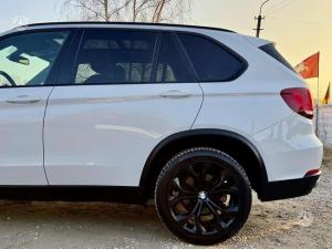 White BMW X5 2014 in Siauliai, with an engine capacity of 2.99 L and mileage of 268 thousand km for 16300 €, photo 13 on AUTOMOTO.COM.LV