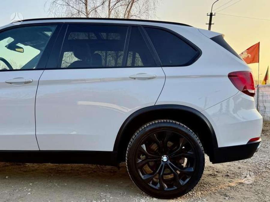 White BMW X5 2014 in Siauliai, with an engine capacity of 2.99 L and mileage of 268 thousand km for 16300 €, photo 13 on AUTOMOTO.COM.LV
