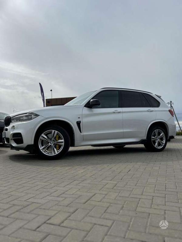 White BMW X5 2014 in Kaunas, with an engine capacity of 2.99 L and mileage of 301 thousand km for 16999 €, photo 5 on AUTOMOTO.COM.LV