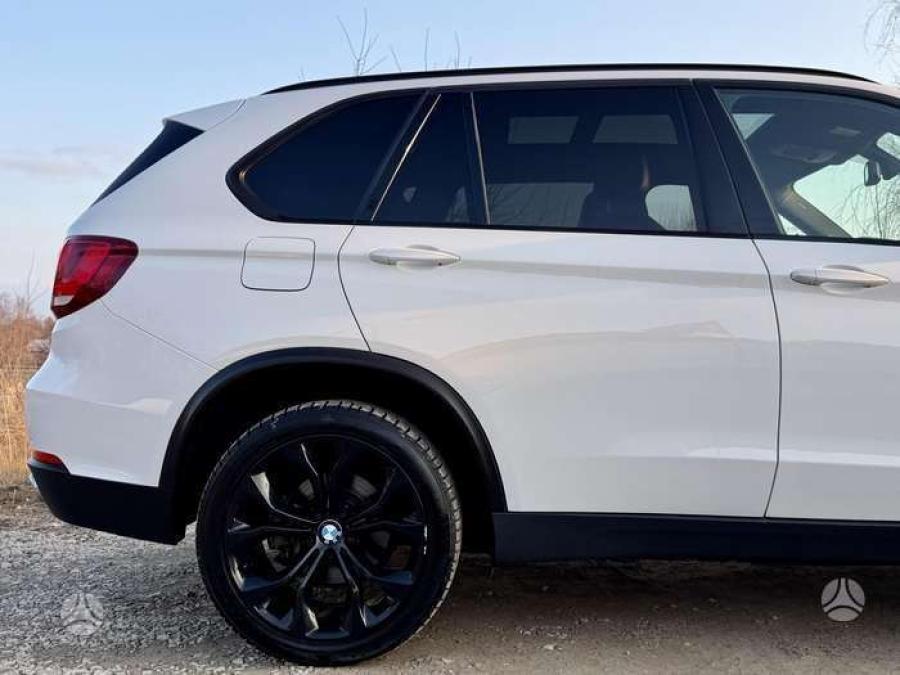 White BMW X5 2014 in Siauliai, with an engine capacity of 2.99 L and mileage of 268 thousand km for 16300 €, photo 10 on AUTOMOTO.COM.LV