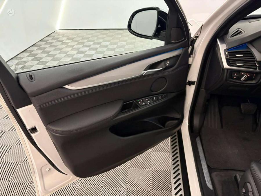 White BMW X5 2014 in Marijampole, with an engine capacity of 3.00 L and mileage of 204 thousand km for 17999 €, photo 10 on AUTOMOTO.COM.LV