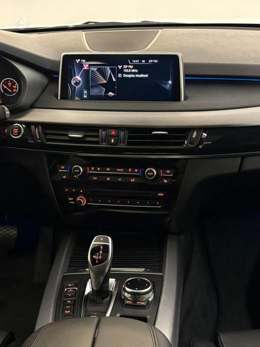 White BMW X5 2014 in Marijampole, with an engine capacity of 3.00 L and mileage of 204 thousand km for 17999 €, photo 16 on AUTOMOTO.COM.LV
