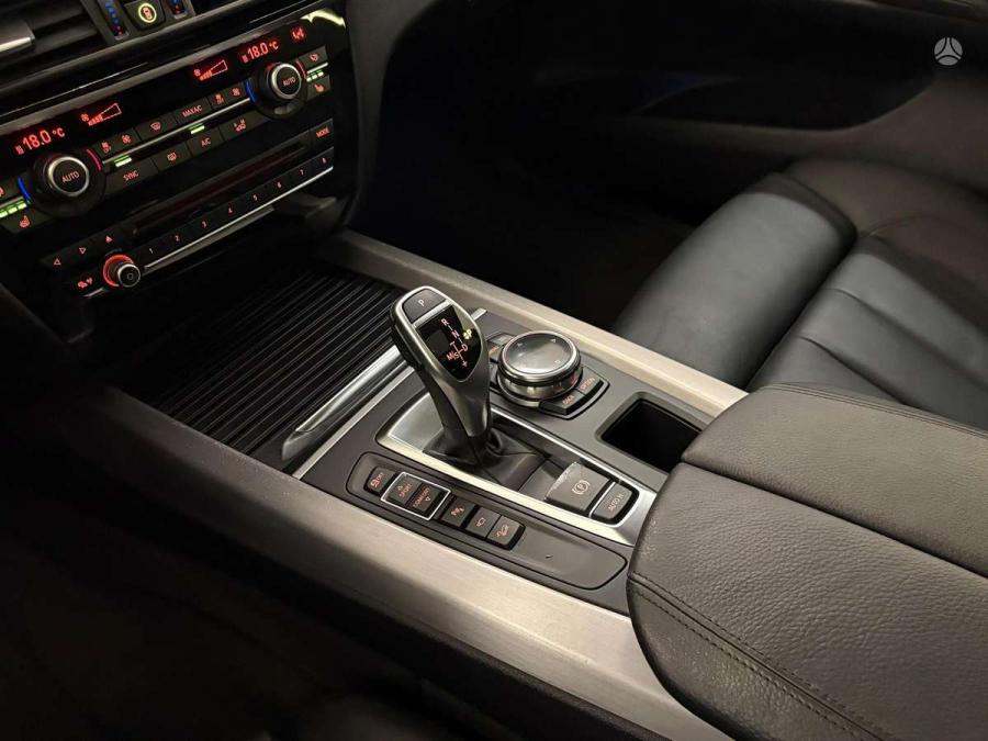 White BMW X5 2014 in Marijampole, with an engine capacity of 3.00 L and mileage of 204 thousand km for 17999 €, photo 21 on AUTOMOTO.COM.LV