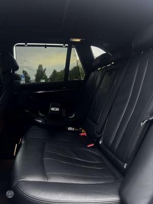 White BMW X5 2014 in Siauliai, with an engine capacity of 4.40 L and mileage of 157 thousand km for 14950 €, photo 16 on AUTOMOTO.COM.LV
