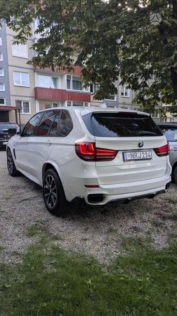 White BMW X5 2014 in Siauliai, with an engine capacity of 2.99 L and mileage of 237 thousand km for 17300 €, photo 4 on AUTOMOTO.COM.LV