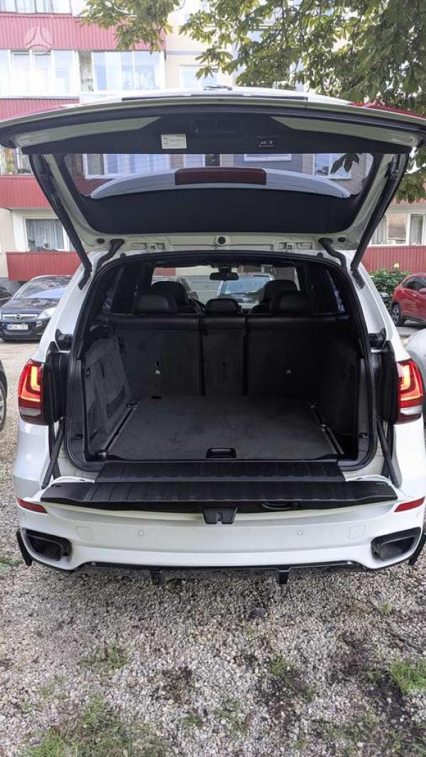 White BMW X5 2014 in Siauliai, with an engine capacity of 2.99 L and mileage of 237 thousand km for 17300 €, photo 8 on AUTOMOTO.COM.LV