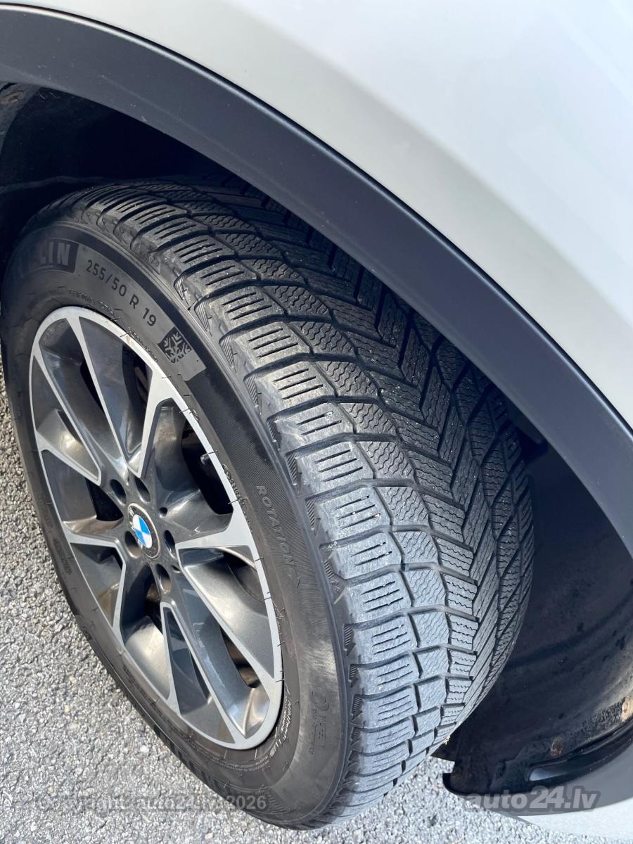 Balts BMW X5 2014 Tartu, ar dzinēja tilpumu 3.00 L un nobraukumu 299 tūkst. km par 17499 €, foto 24 vietnē AUTOMOTO.COM.LV