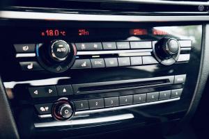 White BMW X5 2014 in Vilnius, with an engine capacity of 2.99 L and mileage of 244 thousand km for 18490 €, photo 18 on AUTOMOTO.COM.LV