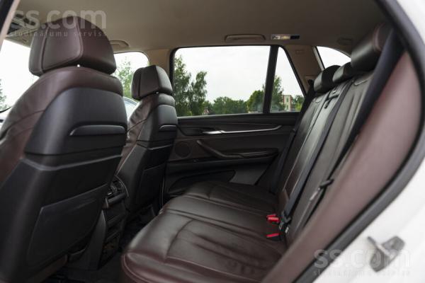 White BMW X5 2014 in Riga, with an engine capacity of 3.00 L and mileage of 419 thousand km for 17990 €, photo 11 on AUTOMOTO.COM.LV