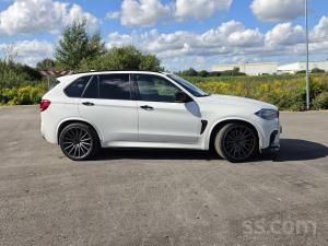 White BMW X5 2014 in Riga, with an engine capacity of 3.00 L and mileage of 251 thousand km for 21999 €, photo 3 on AUTOMOTO.COM.LV