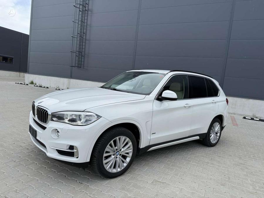 White BMW X5 2014 in Siauliai, with an engine capacity of 2.99 L and mileage of 220 thousand km for 14300 €, photo 1 on AUTOMOTO.COM.LV