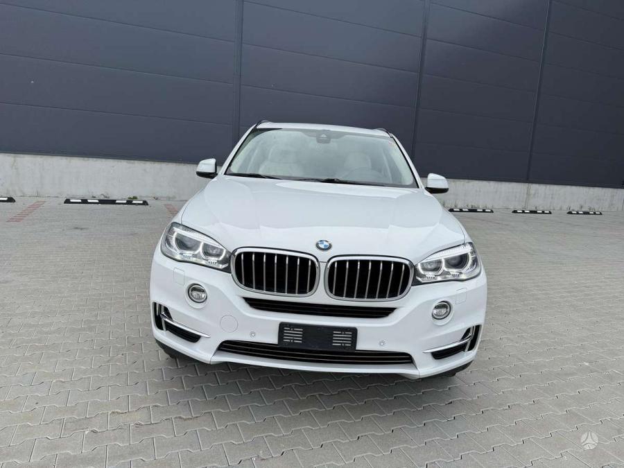 White BMW X5 2014 in Siauliai, with an engine capacity of 2.99 L and mileage of 220 thousand km for 14300 €, photo 3 on AUTOMOTO.COM.LV