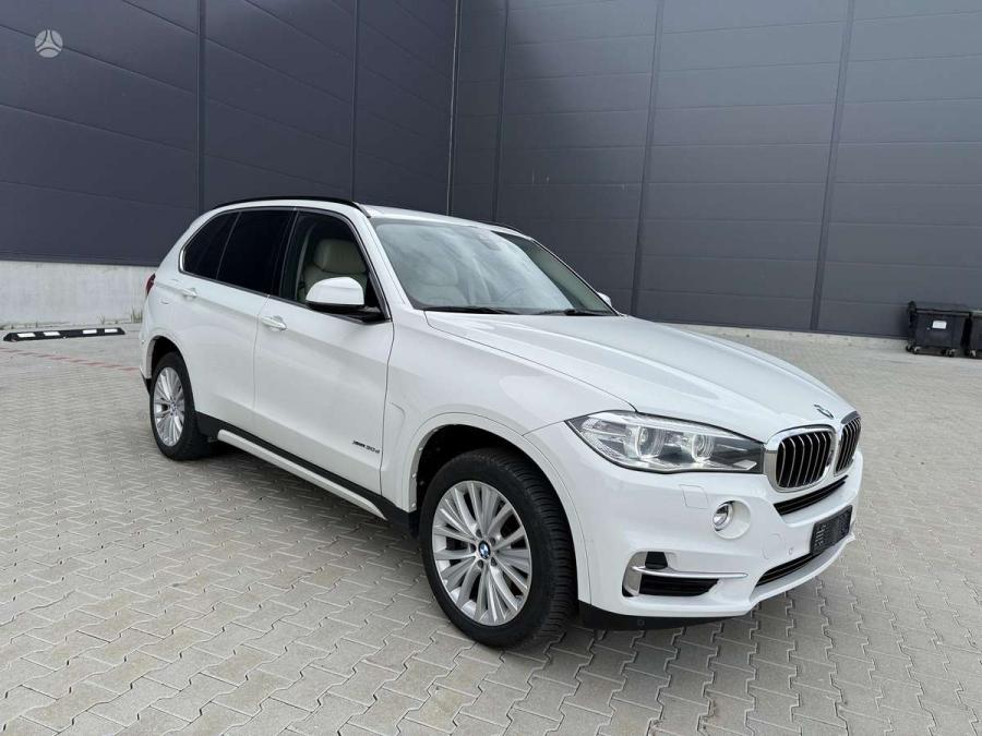 White BMW X5 2014 in Siauliai, with an engine capacity of 2.99 L and mileage of 220 thousand km for 14300 €, photo 4 on AUTOMOTO.COM.LV