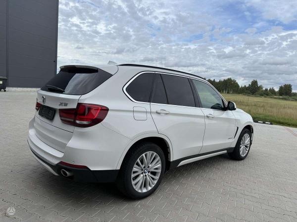 White BMW X5 2014 in Siauliai, with an engine capacity of 2.99 L and mileage of 220 thousand km for 14300 €, photo 6 on AUTOMOTO.COM.LV