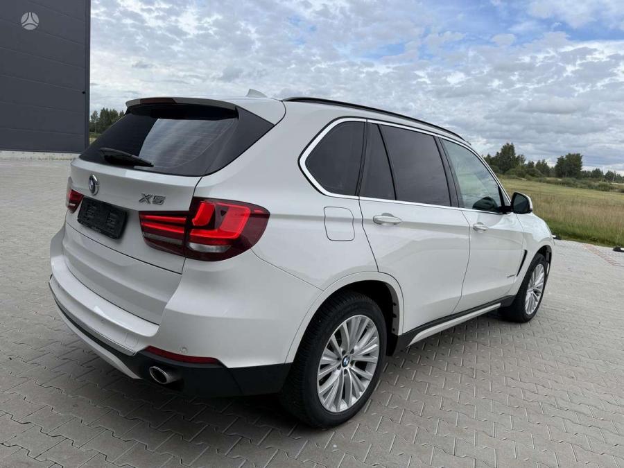White BMW X5 2014 in Siauliai, with an engine capacity of 2.99 L and mileage of 220 thousand km for 14300 €, photo 7 on AUTOMOTO.COM.LV