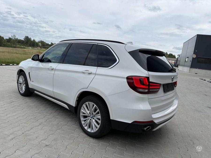 White BMW X5 2014 in Siauliai, with an engine capacity of 2.99 L and mileage of 220 thousand km for 14300 €, photo 9 on AUTOMOTO.COM.LV