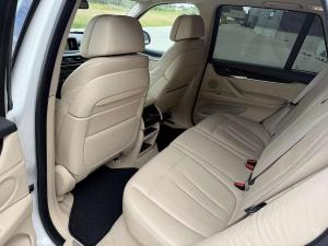 White BMW X5 2014 in Siauliai, with an engine capacity of 2.99 L and mileage of 220 thousand km for 14300 €, photo 16 on AUTOMOTO.COM.LV