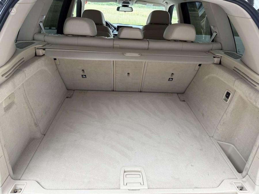 White BMW X5 2014 in Siauliai, with an engine capacity of 2.99 L and mileage of 220 thousand km for 14300 €, photo 26 on AUTOMOTO.COM.LV