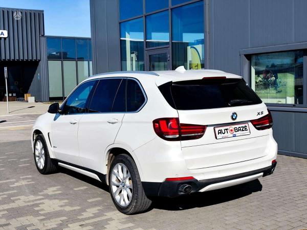 White BMW X5 2014 in Siauliai, with an engine capacity of 3.00 L and mileage of 235 thousand km for 12900 €, photo 6 on AUTOMOTO.COM.LV