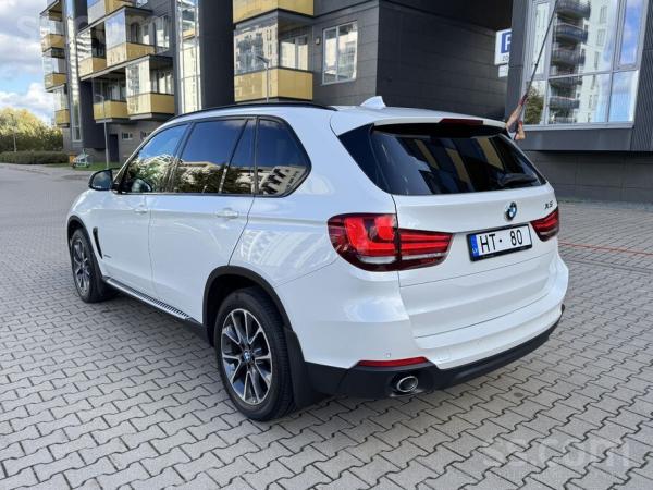 BMW X5 2014 in Riga on AUTOMOTO.COM.LV White BMW X5 2014 in Riga, with an engine capacity of 3.00 L and mileage of 98 thousand km for 25000 €, photo 3 on AUTOMOTO.COM.LV