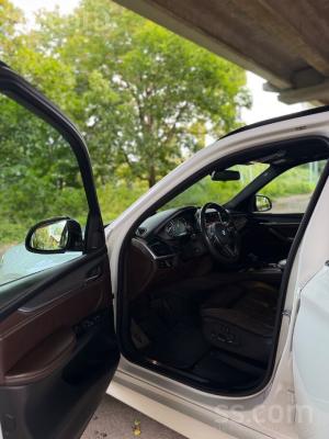 White BMW X5 2014 in Riga, with an engine capacity of 3.00 L and mileage of 255 thousand km for 23200 €, photo 6 on AUTOMOTO.COM.LV