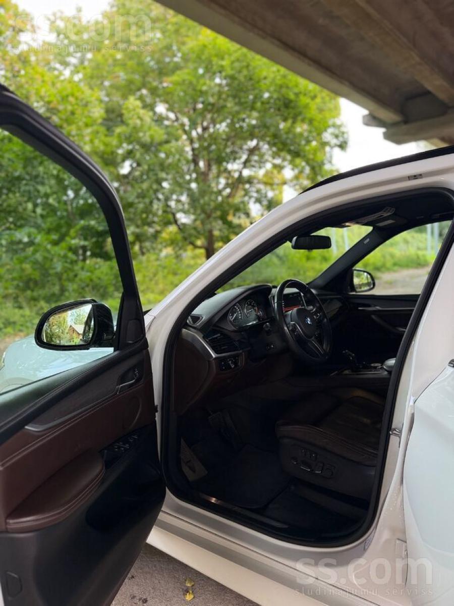 White BMW X5 2014 in Riga, with an engine capacity of 3.00 L and mileage of 255 thousand km for 23200 €, photo 6 on AUTOMOTO.COM.LV