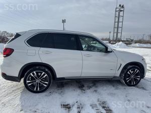 White BMW X5 2015 in Riga, with an engine capacity of 3.00 L and mileage of 217 thousand km for 23550 €, photo 4 on AUTOMOTO.COM.LV