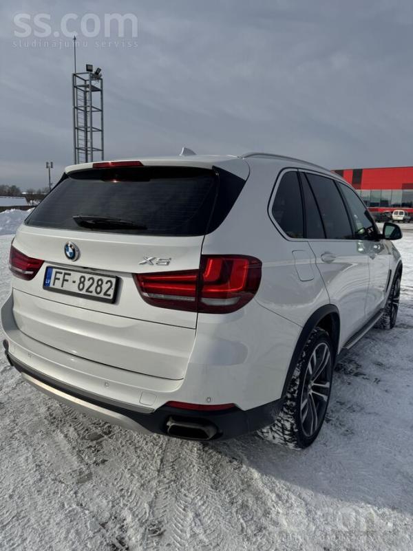 White BMW X5 2015 in Riga, with an engine capacity of 3.00 L and mileage of 217 thousand km for 23550 €, photo 5 on AUTOMOTO.COM.LV