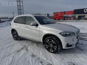 White BMW X5 2015 in Riga, with an engine capacity of 3.00 L and mileage of 217 thousand km for 23550 €, photo 12 on AUTOMOTO.COM.LV