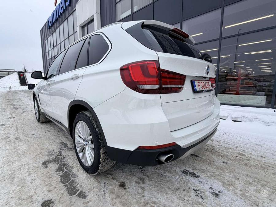 White BMW X5 2015 in Vilnius, with an engine capacity of 2.00 L and mileage of 186 thousand km for 17900 €, photo 4 on AUTOMOTO.COM.LV