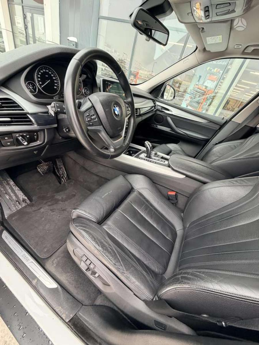 White BMW X5 2015 in Vilnius, with an engine capacity of 2.00 L and mileage of 186 thousand km for 17900 €, photo 8 on AUTOMOTO.COM.LV
