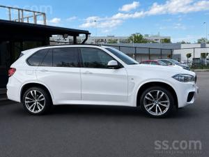 White BMW X5 2015 in Riga, with an engine capacity of 3.00 L and mileage of 238 thousand km for 21900 €, photo 6 on AUTOMOTO.COM.LV