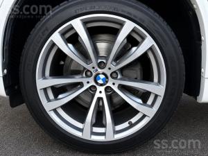 White BMW X5 2015 in Riga, with an engine capacity of 3.00 L and mileage of 238 thousand km for 21900 €, photo 10 on AUTOMOTO.COM.LV