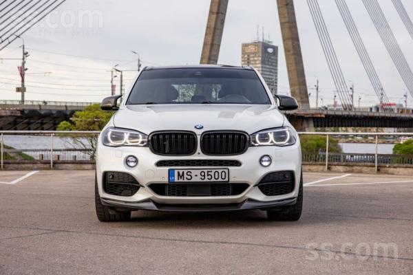 White BMW X5 2015 in Riga, with an engine capacity of 3.00 L and mileage of 63 thousand km for 25555 €, photo 5 on AUTOMOTO.COM.LV
