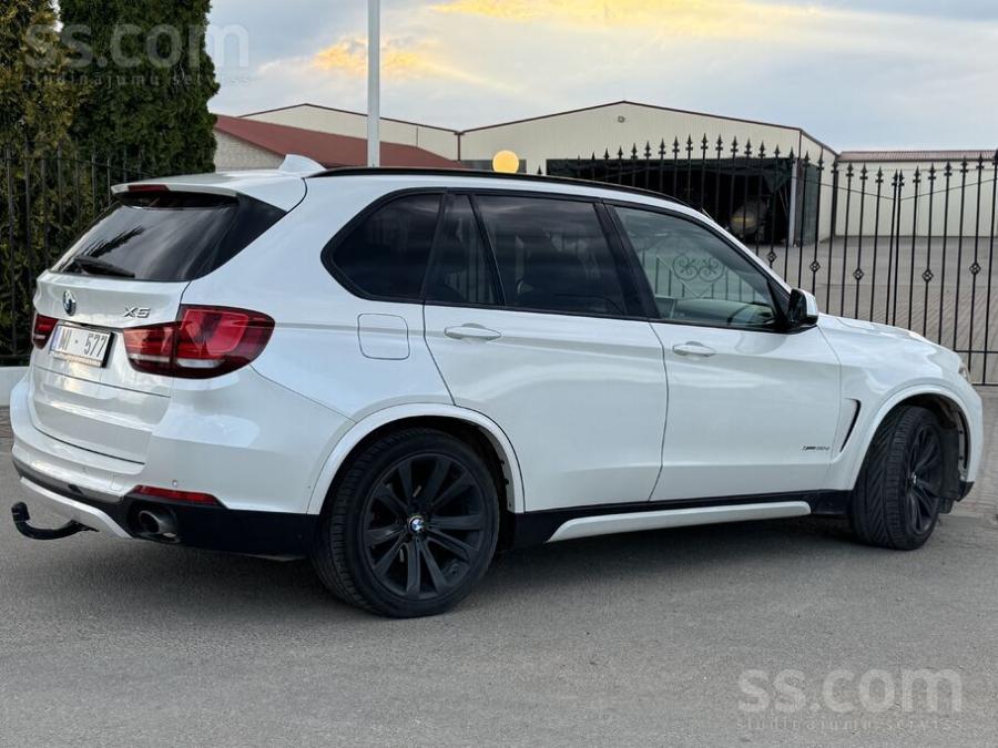 White BMW X5 2015 in Dobele, with an engine capacity of 3.00 L and mileage of 344 thousand km for 18000 €, photo 5 on AUTOMOTO.COM.LV