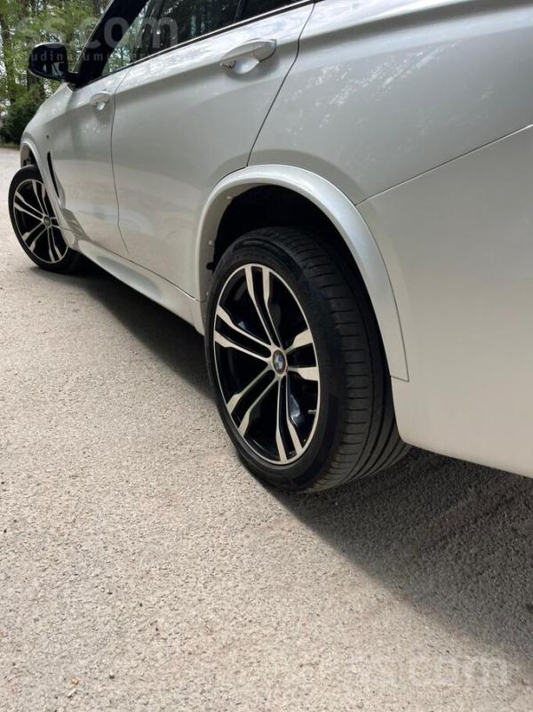 White BMW X5 2015 in Ogre, with an engine capacity of 3.00 L and mileage of 142 thousand km for 24500 €, photo 5 on AUTOMOTO.COM.LV