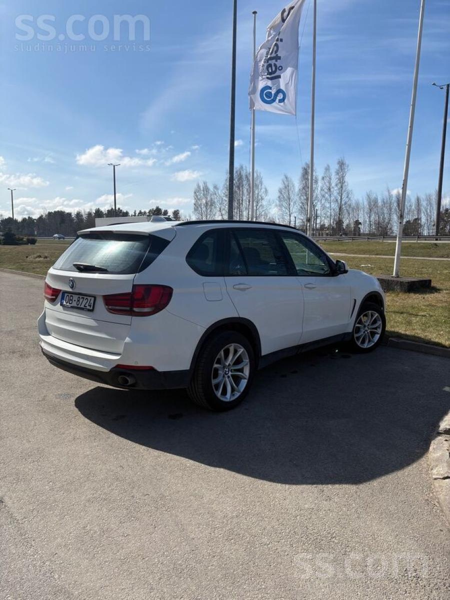White BMW X5 2015 in Riga, with an engine capacity of 3.00 L and mileage of 226 thousand km for 17500 €, photo 3 on AUTOMOTO.COM.LV