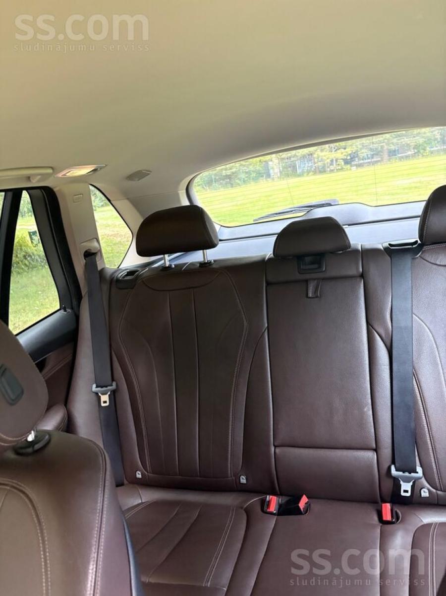 White BMW X5 2015 in Riga, with an engine capacity of 3.00 L and mileage of 226 thousand km for 17500 €, photo 5 on AUTOMOTO.COM.LV