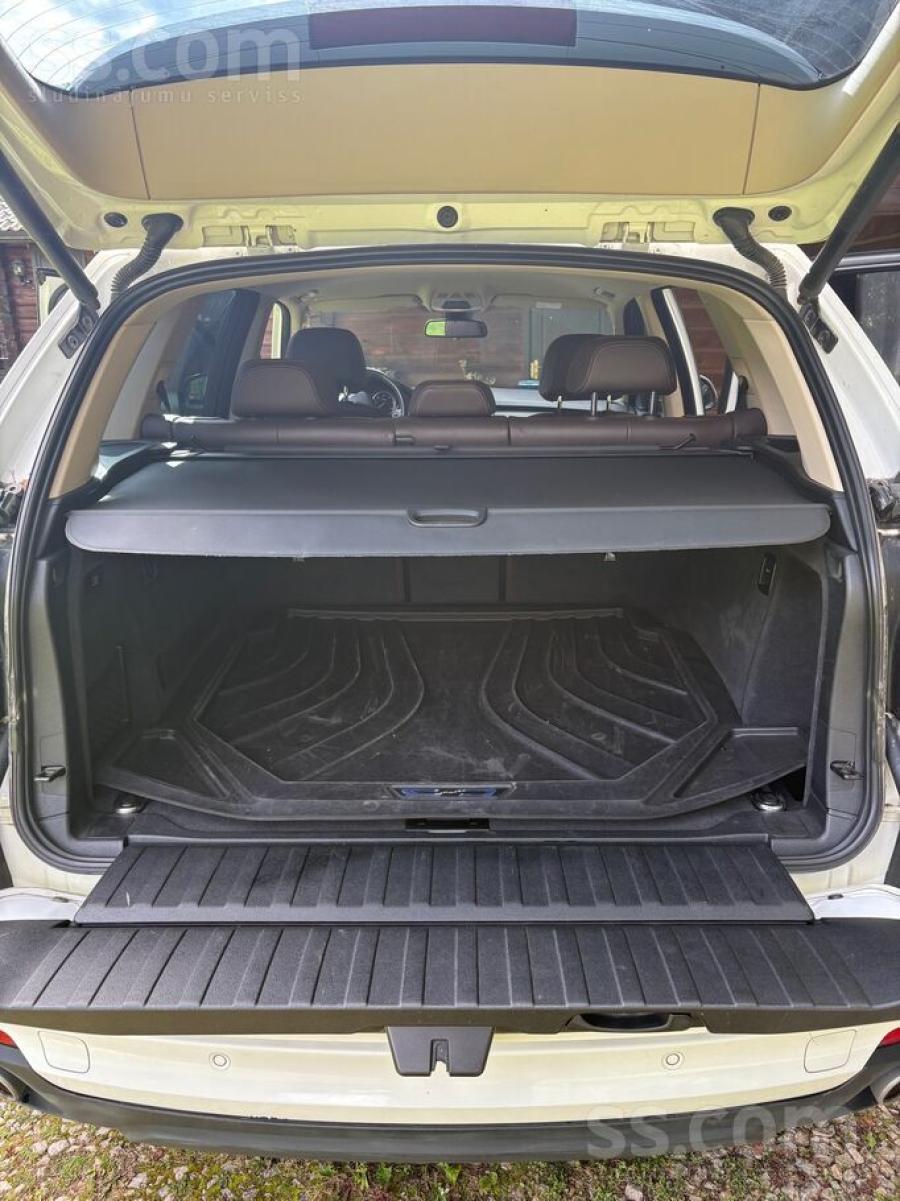White BMW X5 2015 in Riga, with an engine capacity of 3.00 L and mileage of 226 thousand km for 17500 €, photo 7 on AUTOMOTO.COM.LV