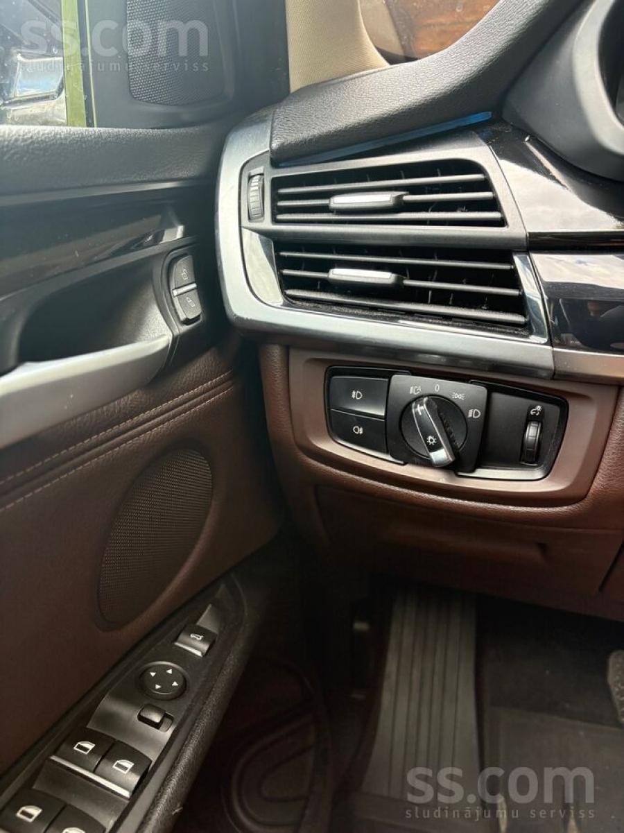 White BMW X5 2015 in Riga, with an engine capacity of 3.00 L and mileage of 226 thousand km for 17500 €, photo 11 on AUTOMOTO.COM.LV