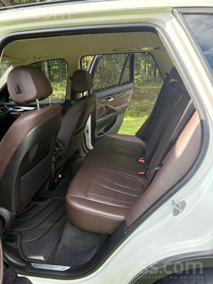 White BMW X5 2015 in Riga, with an engine capacity of 3.00 L and mileage of 226 thousand km for 17500 €, photo 12 on AUTOMOTO.COM.LV