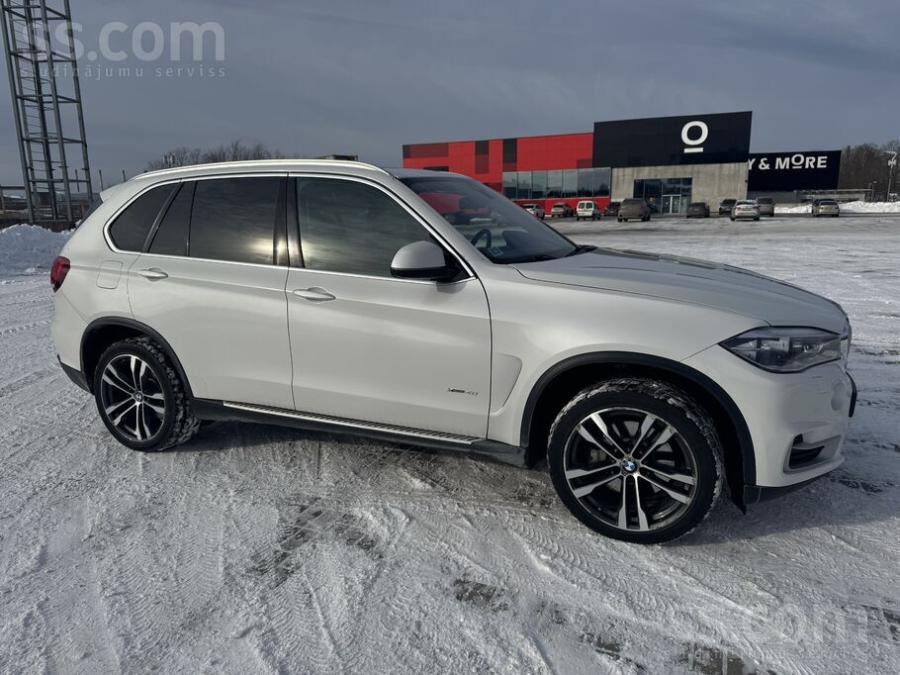 White BMW X5 2015 in Riga, with an engine capacity of 3.00 L and mileage of 200 thousand km for 23550 €, photo 14 on AUTOMOTO.COM.LV