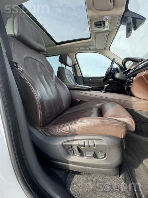 White BMW X5 2015 in Riga, with an engine capacity of 3.00 L and mileage of 200 thousand km for 23550 €, photo 20 on AUTOMOTO.COM.LV