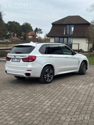 White BMW X5 2015 in Riga, with an engine capacity of 3.00 L and mileage of 142 thousand km for 25500 €, photo 4 on AUTOMOTO.COM.LV