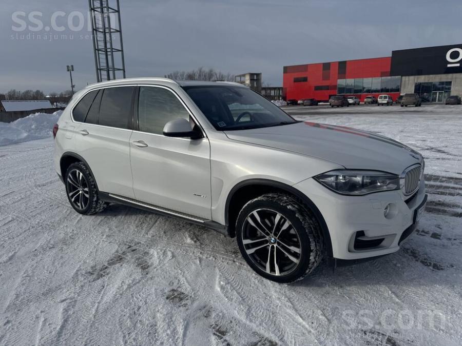 White BMW X5 2015 in Riga, with an engine capacity of 3.00 L and mileage of 217 thousand km for 23550 €, photo 13 on AUTOMOTO.COM.LV