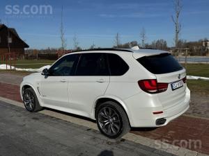 White BMW X5 2015 in Jelgava, with an engine capacity of 3.00 L and mileage of 276 thousand km for 19650 €, photo 4 on AUTOMOTO.COM.LV