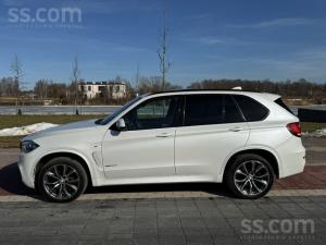 White BMW X5 2015 in Jelgava, with an engine capacity of 3.00 L and mileage of 276 thousand km for 19650 €, photo 5 on AUTOMOTO.COM.LV