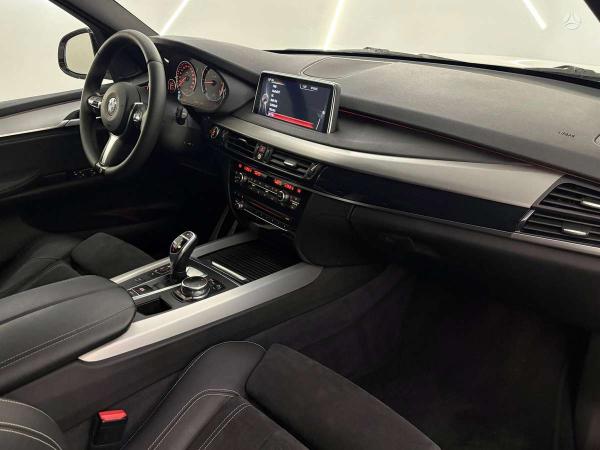 White BMW X5 2015 in Marijampole, with an engine capacity of 2.99 L and mileage of 246 thousand km for 19750 €, photo 9 on AUTOMOTO.COM.LV
